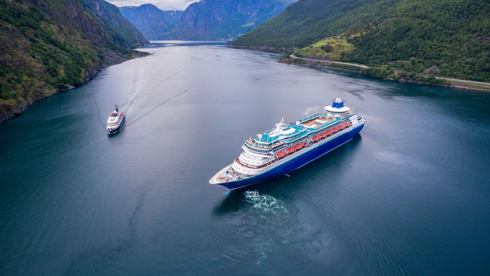 Pros and Cons of Large and Small Ship Cruises - Traveltweaks