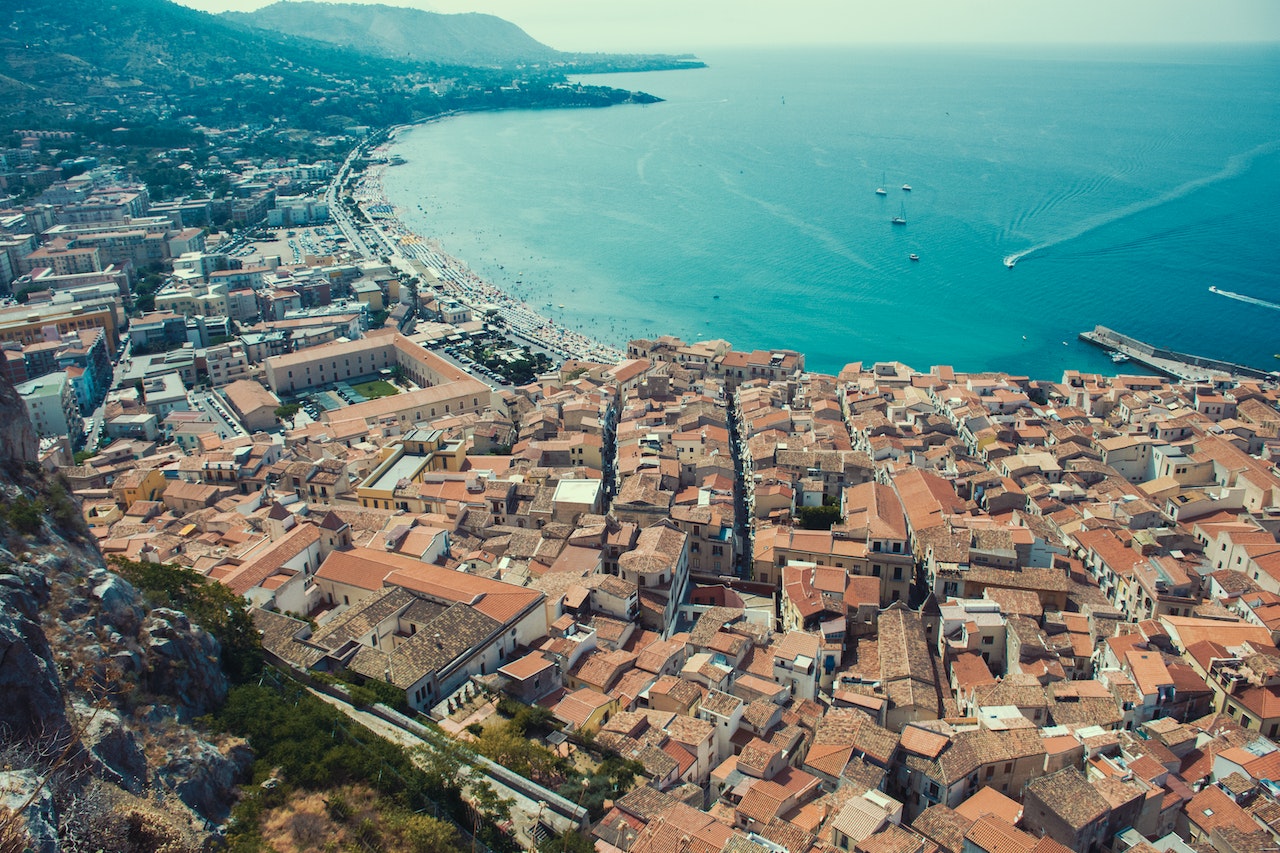 The Proximity of Two Iconic Mediterranean Locations – Distance Between ...