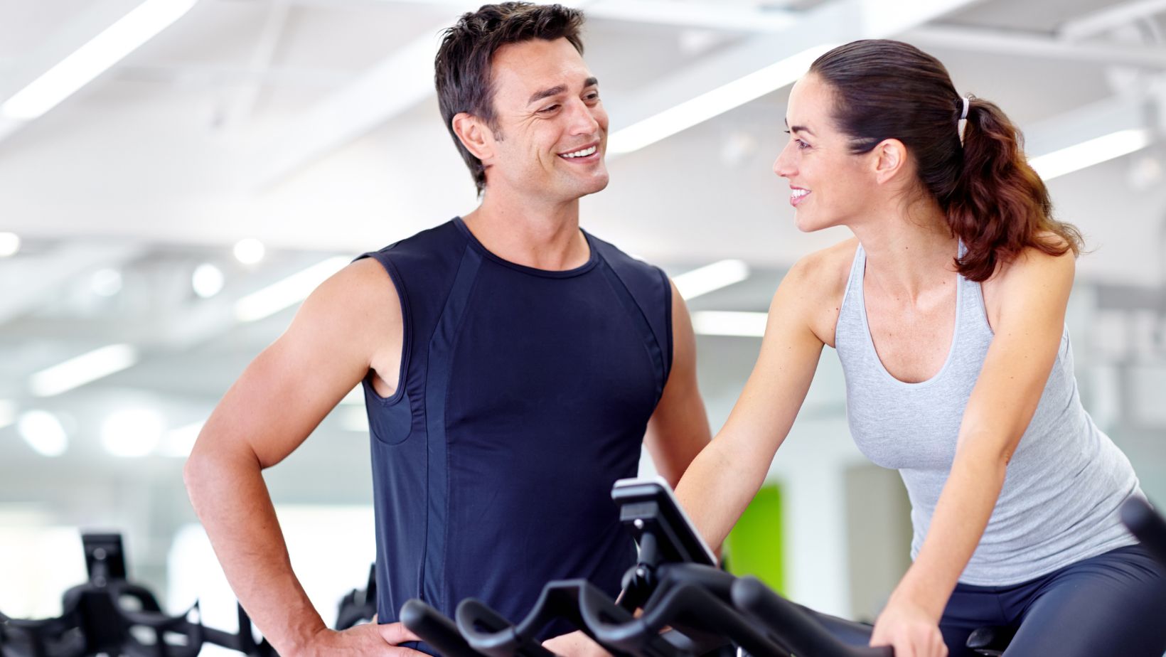 What Do Guys Do When You’re Interested In A Girl At The Gym: Guy Cues ...
