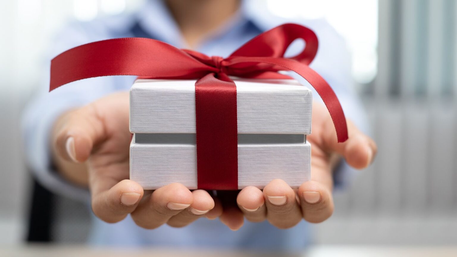 Thoughtful Gift Ideas to Bring Back from a Trip - Traveltweaks