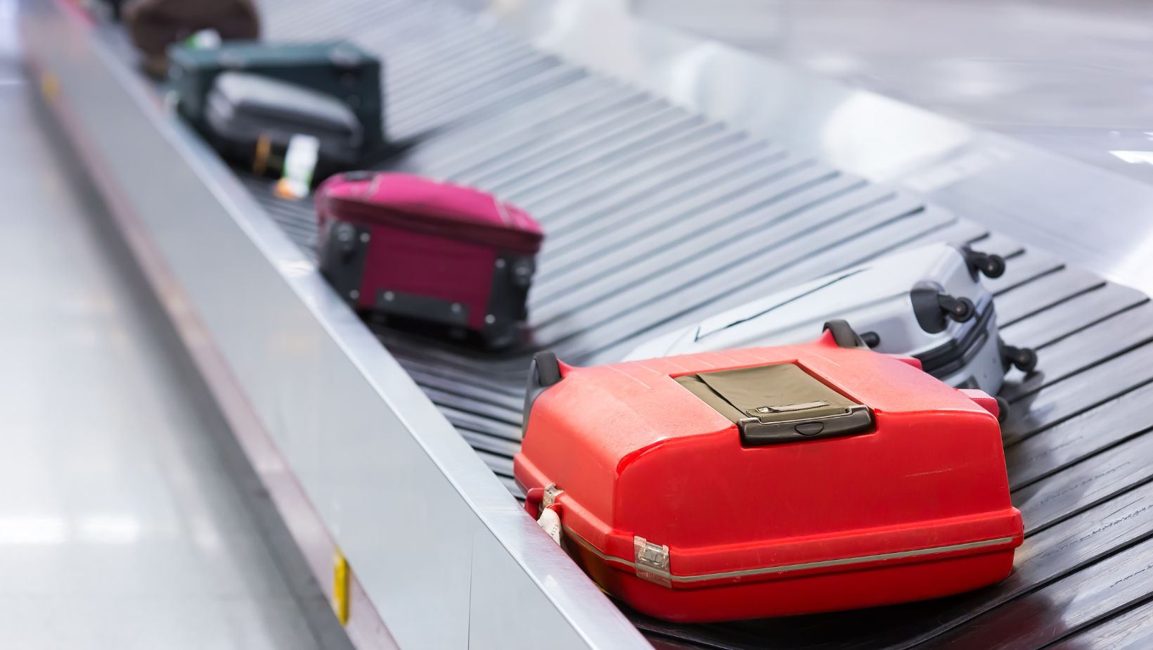 Learn the Advantages of RFID Baggage Tracking - Travel Tweaks