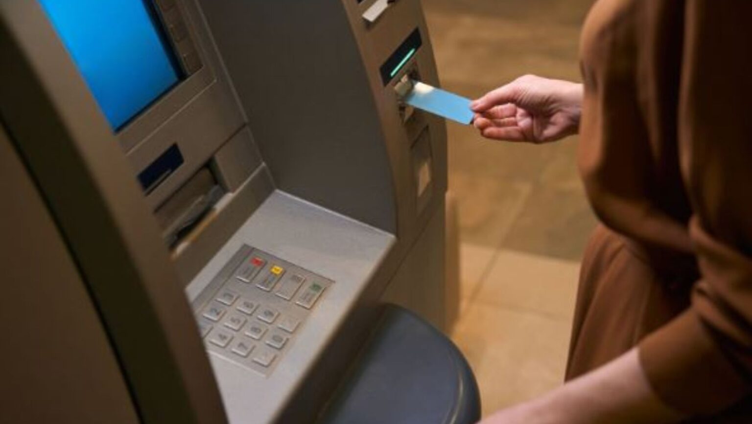 How to Navigate Currency Exchanges Like a Pro: Tips for 2025 Travelers ...