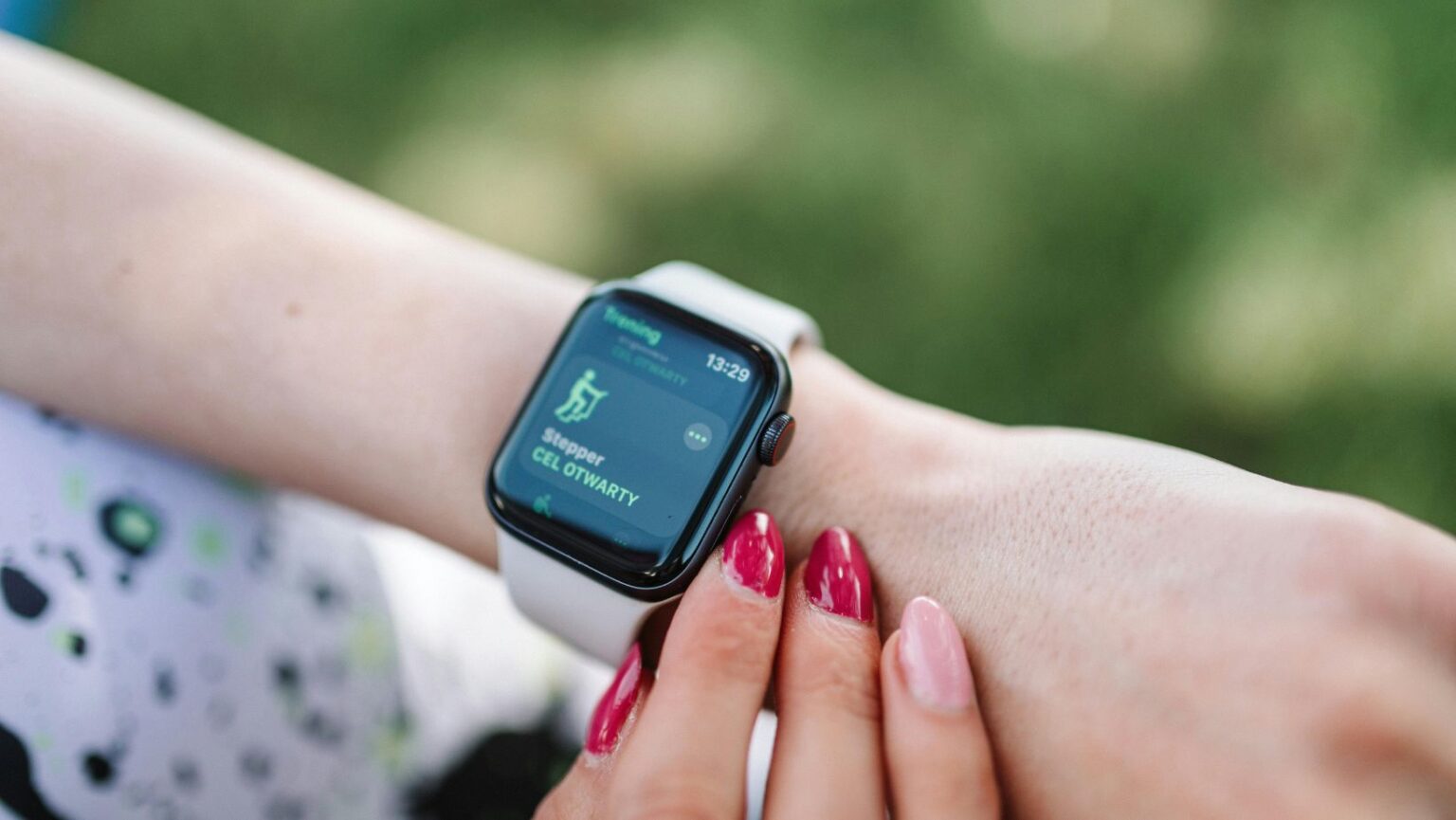 6 Ways to Use Your Apple Watch on Your Next Trip - Traveltweaks