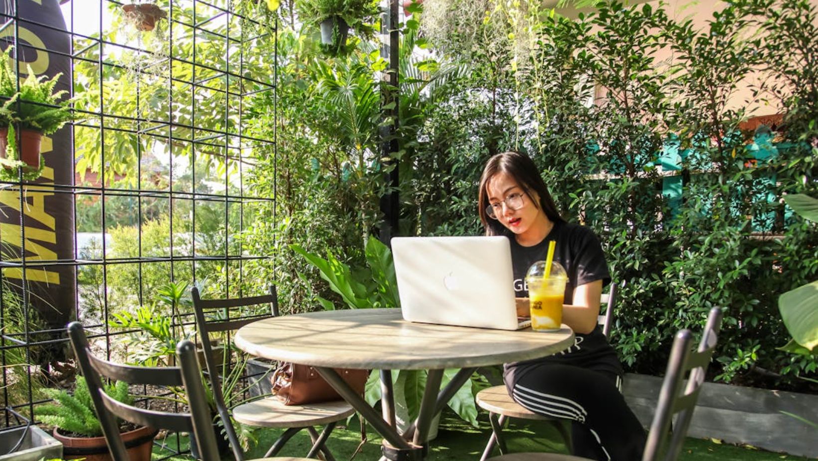 How Digital Nomads Can Manage Currency Risk and Investment ...